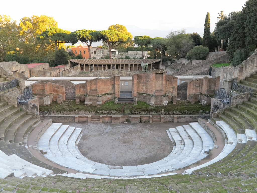 Le théâtre antique en Grèce et en Italie : créations et traditions